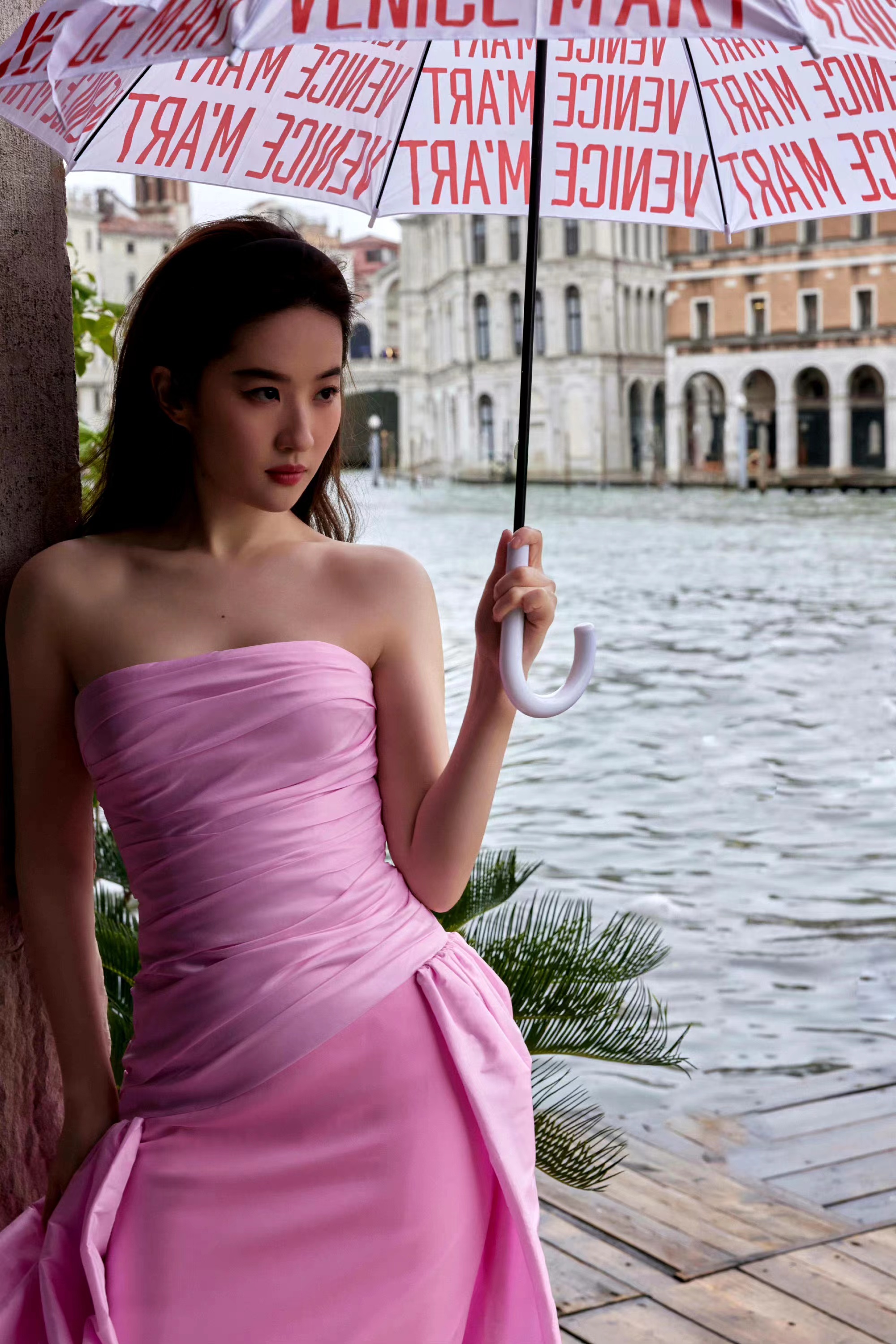 Liu Yifei really lost weight! Wearing a Barbie pink dress to shine in ...