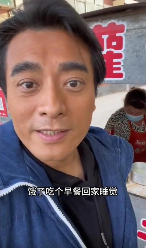 Famous actor eats egg-filled pancakes on his way home from get off work ...
