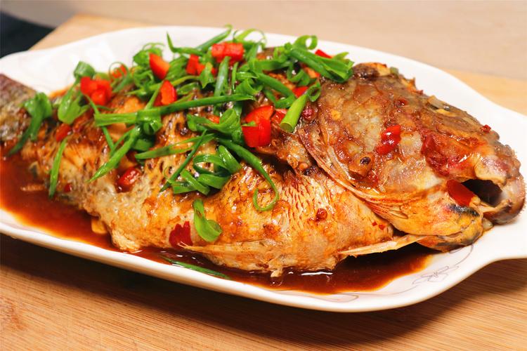 Braised fish with braised fish masters this technique, the skin of the ...