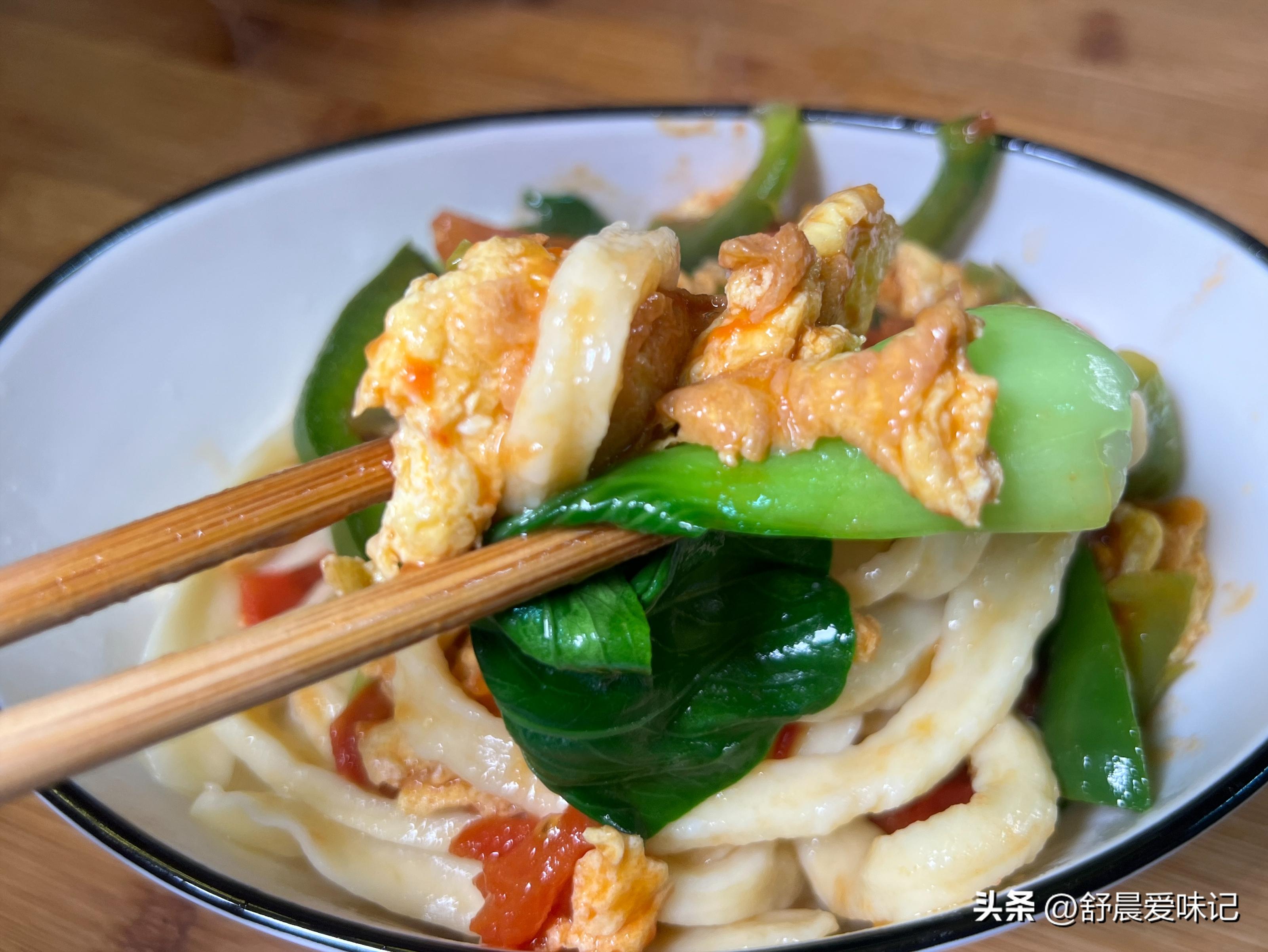 Homemade noodles are more delicious than hand-rolled noodles. Topped ...