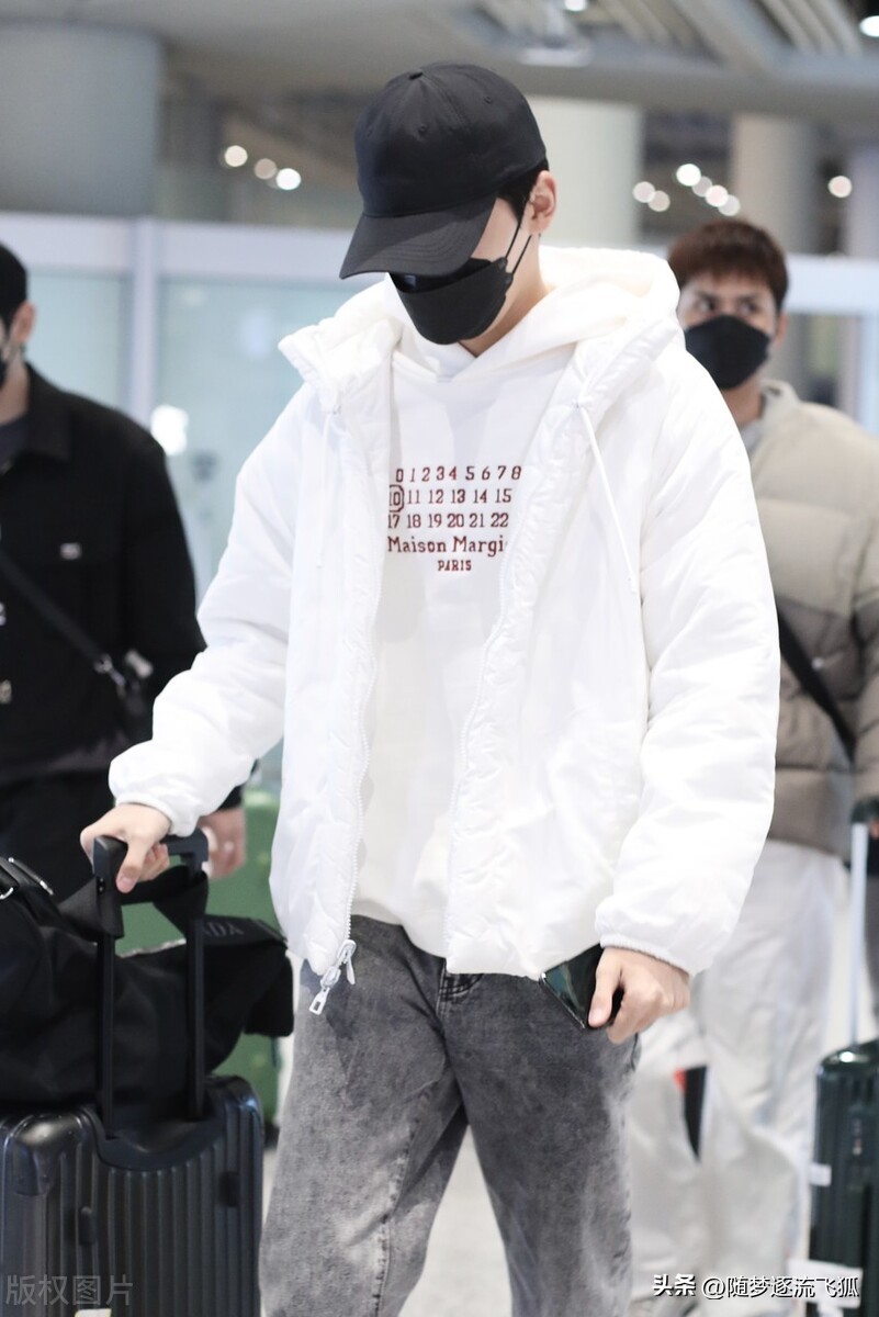 Xing Zhaolin pushed the suitcase and traveled low-key, wearing a white ...