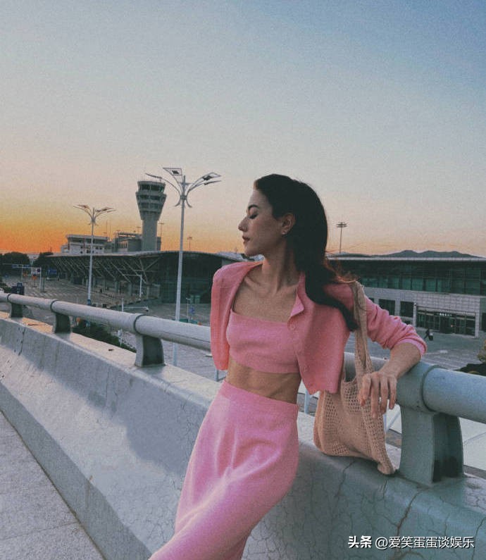 "Daji" Naran, a Chinese-Russian mixed-race film, wears a pink suit and ...