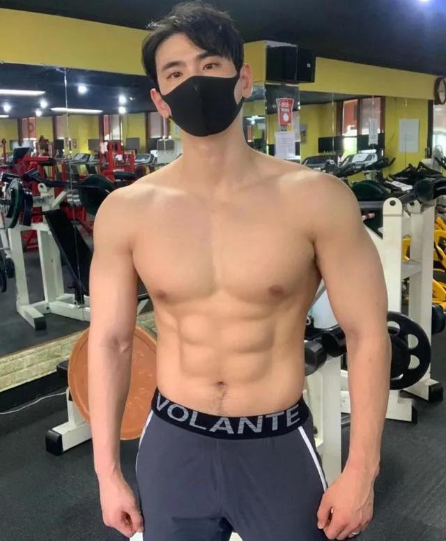 The angular muscles, the handsome fitness guy with handsome features, can be called the perfect ...