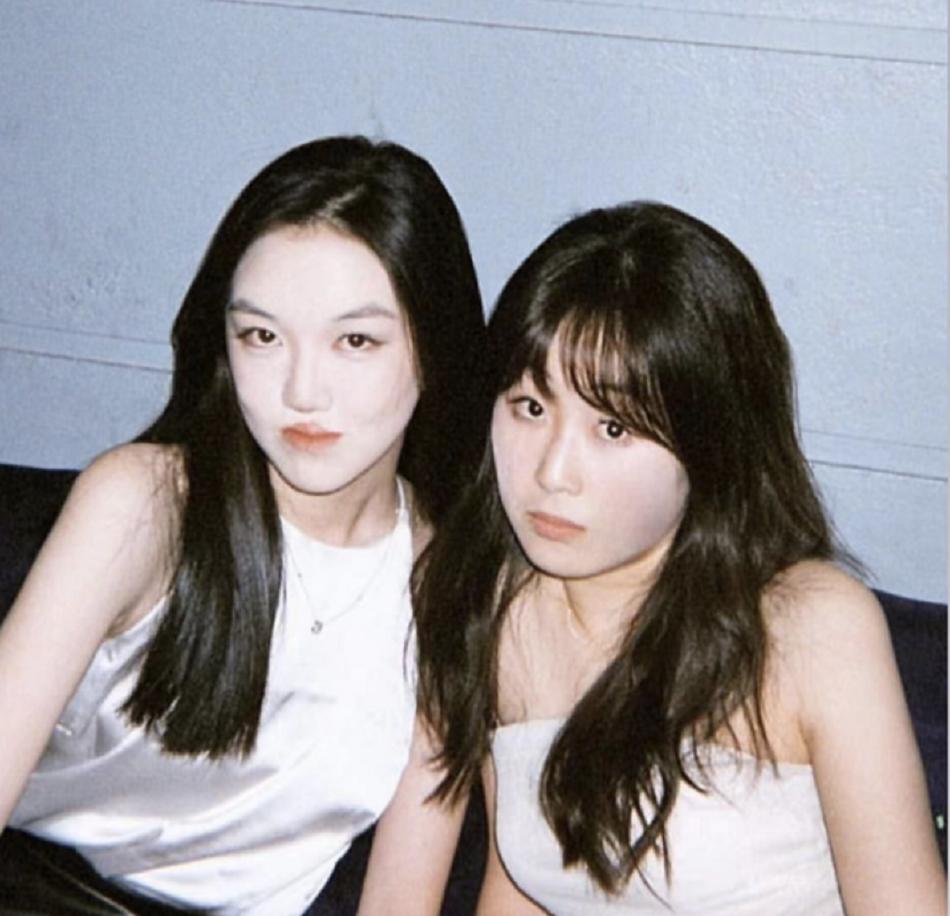 Li Yan posted travel photos, her girlfriends painted their nails ...