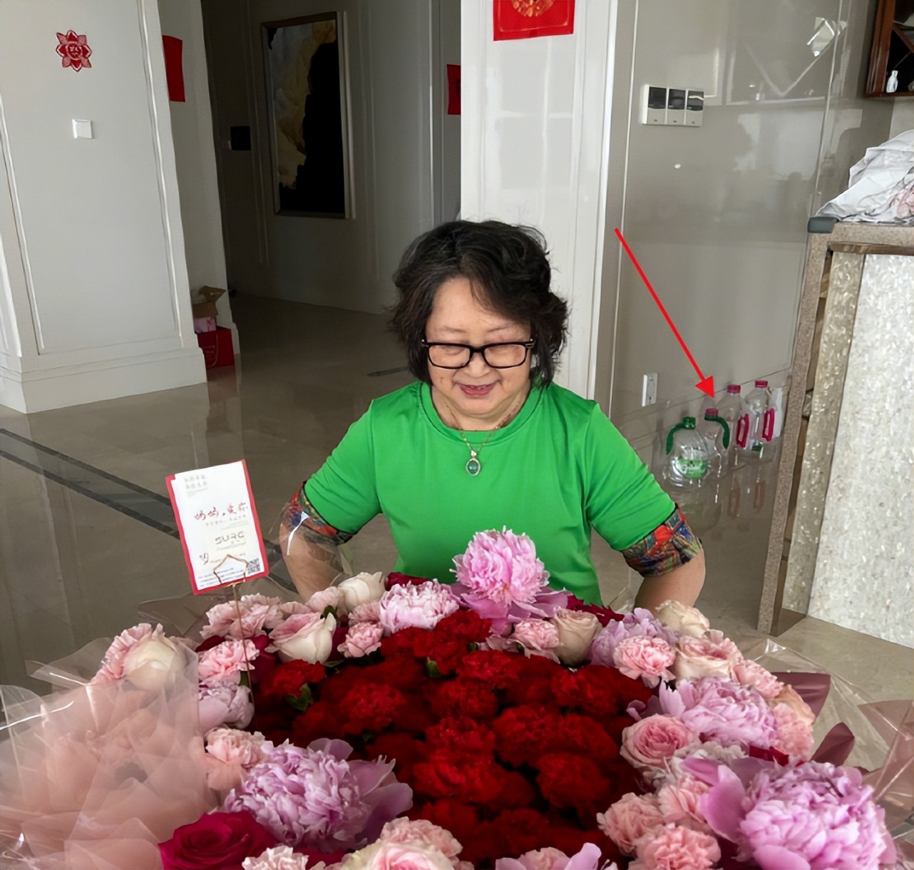 Huang Xiaoming sends flowers to his mother on Mother's Day - iNEWS