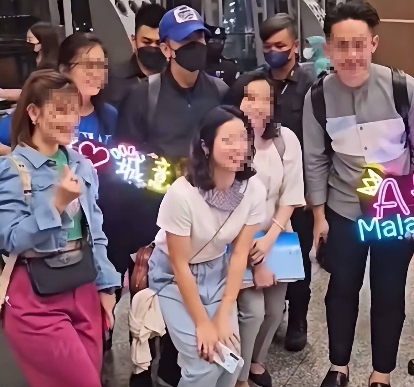 Aaron Kwok and his wife and daughter visited the ancient town of ...