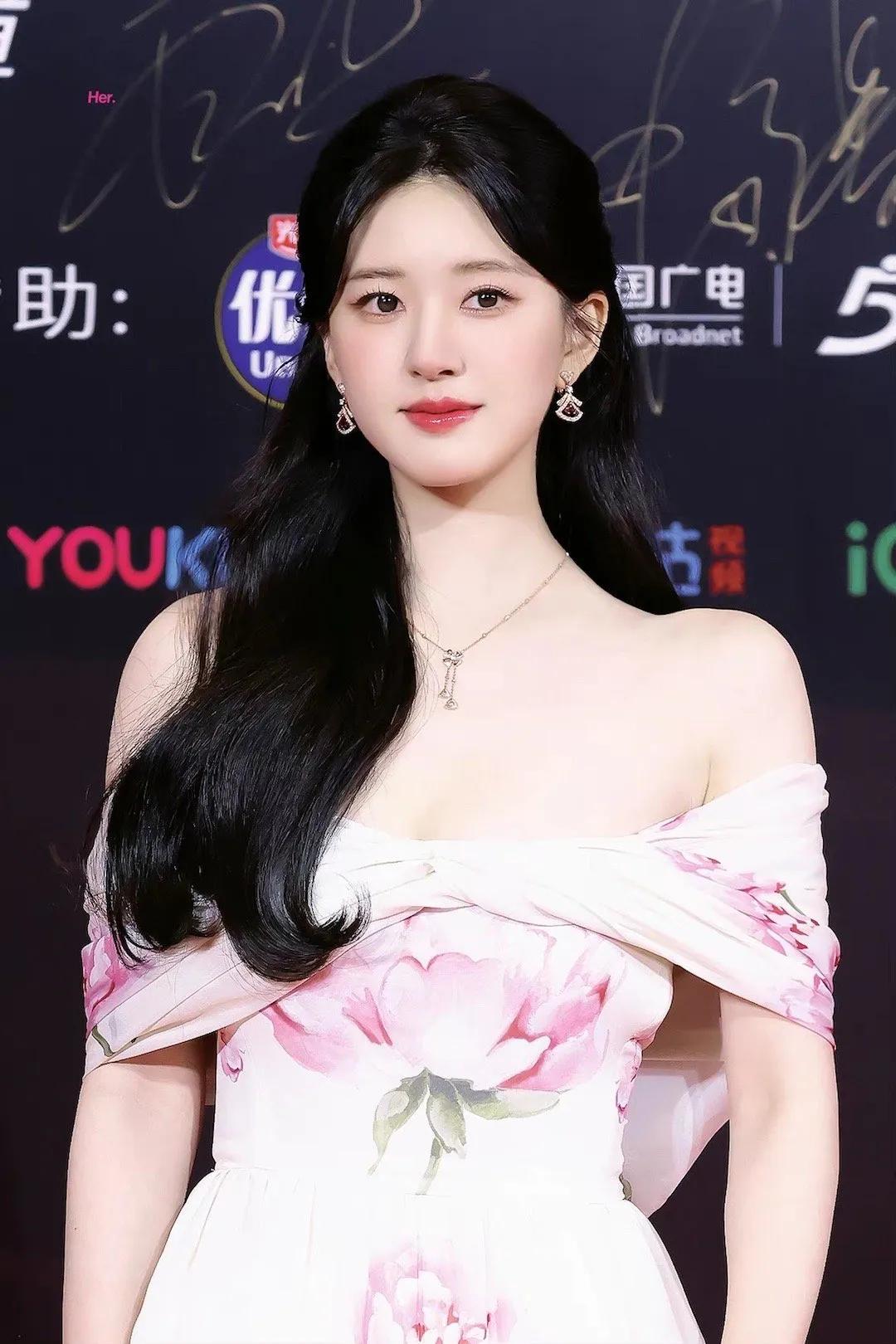 Stars on the red carpet at Weibo Night, Zhao Liying, Yang Ying, Zhao ...