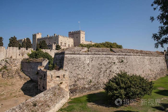 There is a 7-story ancient blockhouse here, and there is a cave for ...