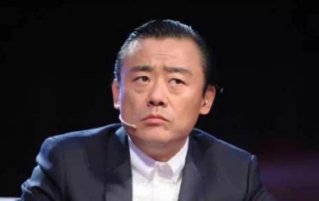 Zhou Libo, whose whereabouts are unknown, can only walk on crutches due ...