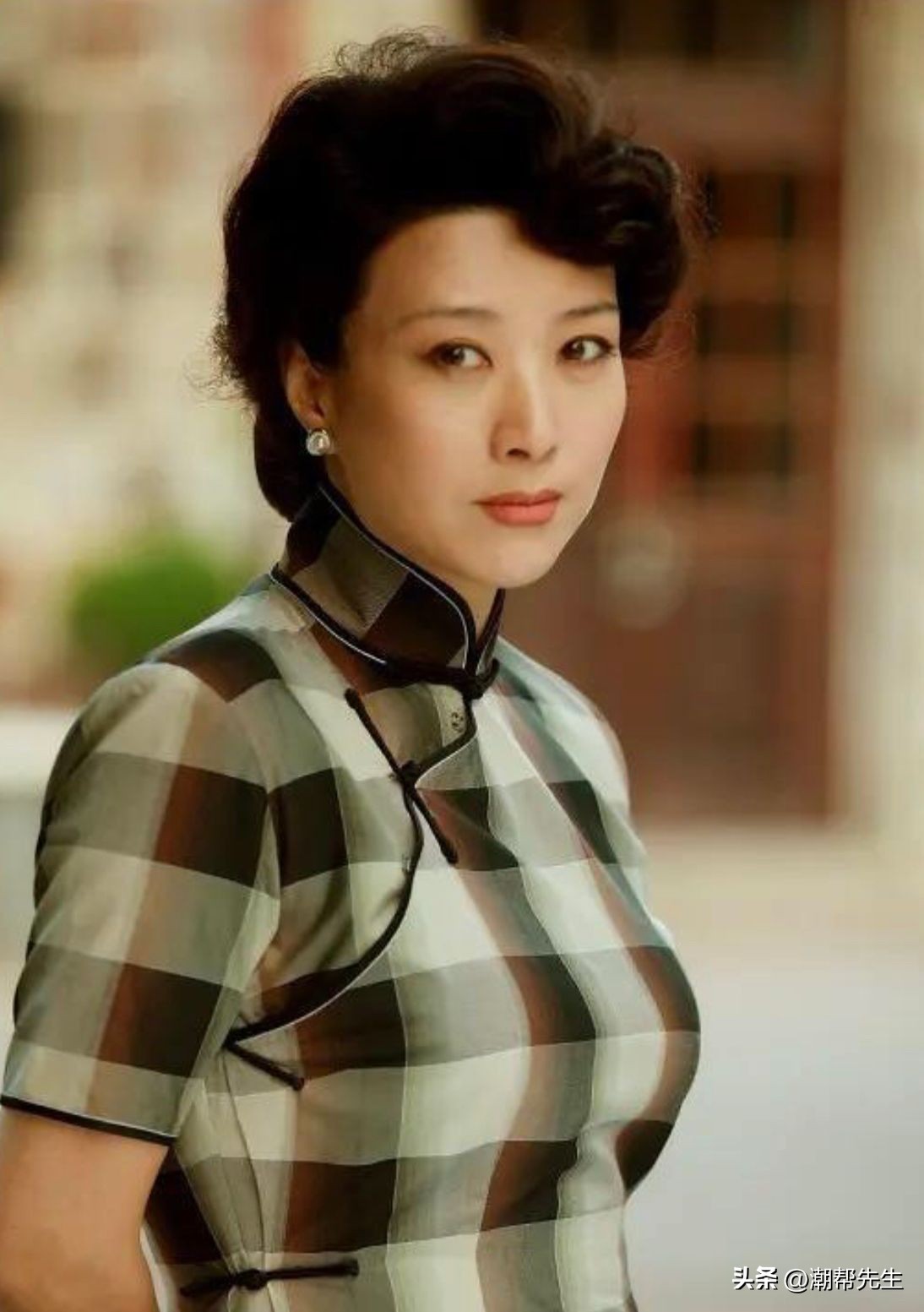 59-year-old Wang Jing is aging gracefully: her long hair is slightly ...
