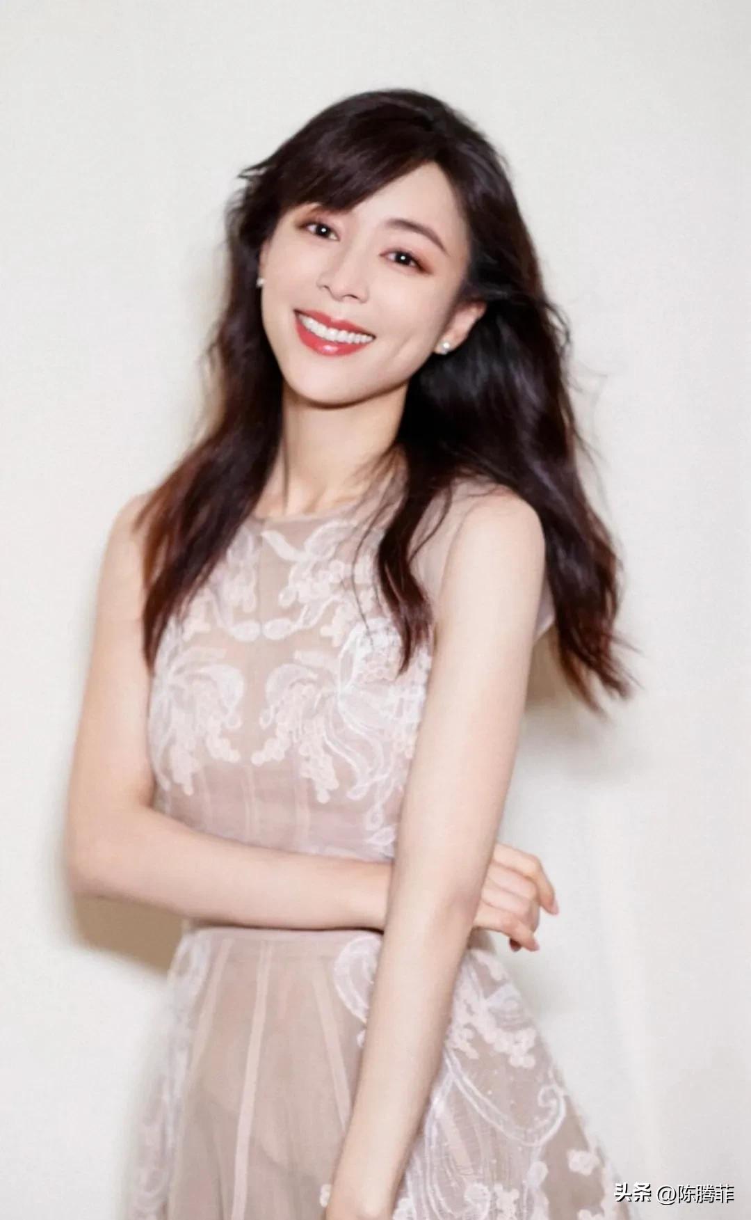 Zhang Jingchu's exquisite facial features and well-proportioned figure ...