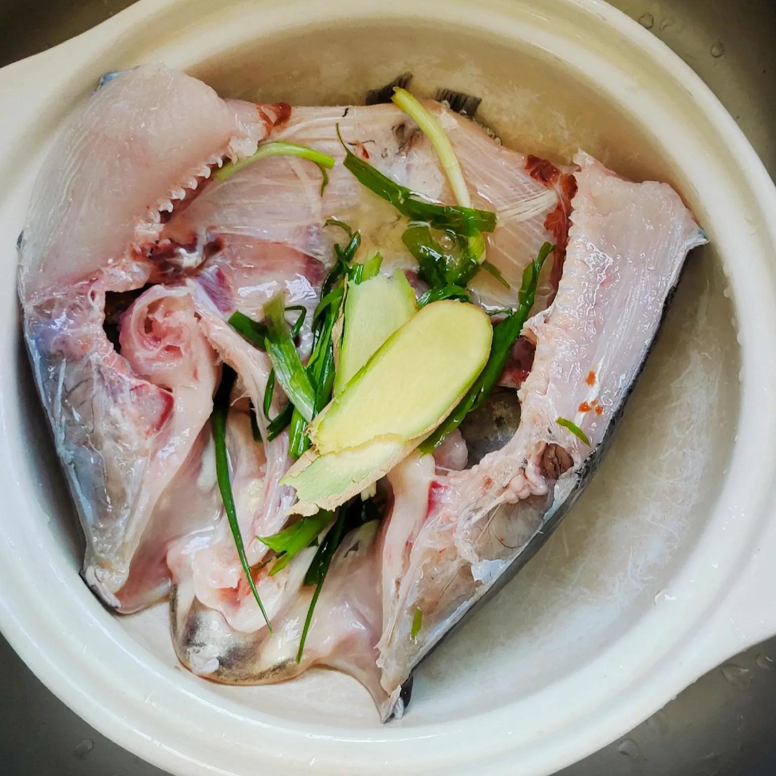 Casserole fish head tofu soup operation 5 steps, the soup is thick and ...