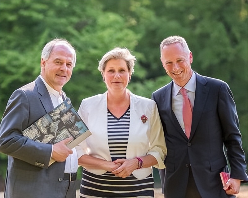 From Cassirer's general point of view, a brief look at Susan Lange's ...