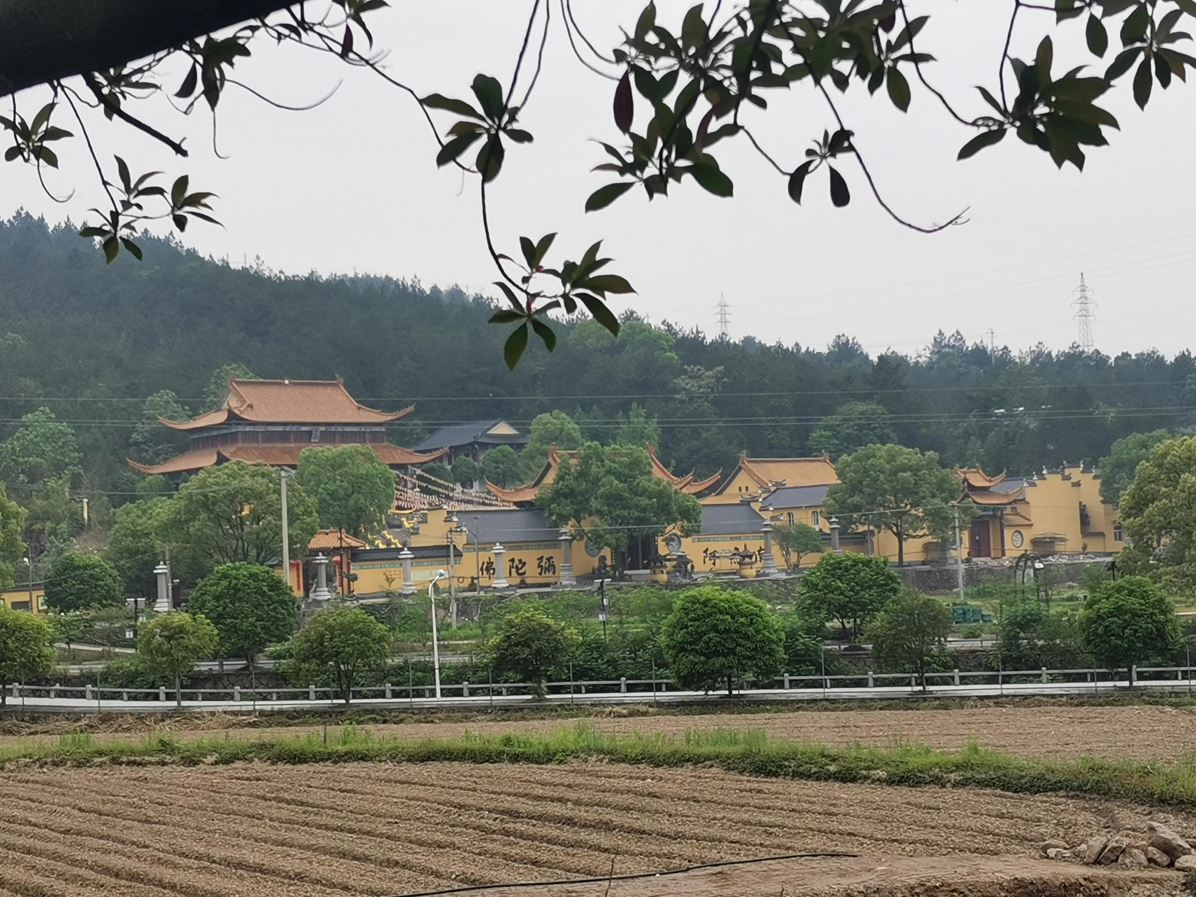 Guang'an Temple in Jiande City, Hangzhou, hidden in the green water and ...