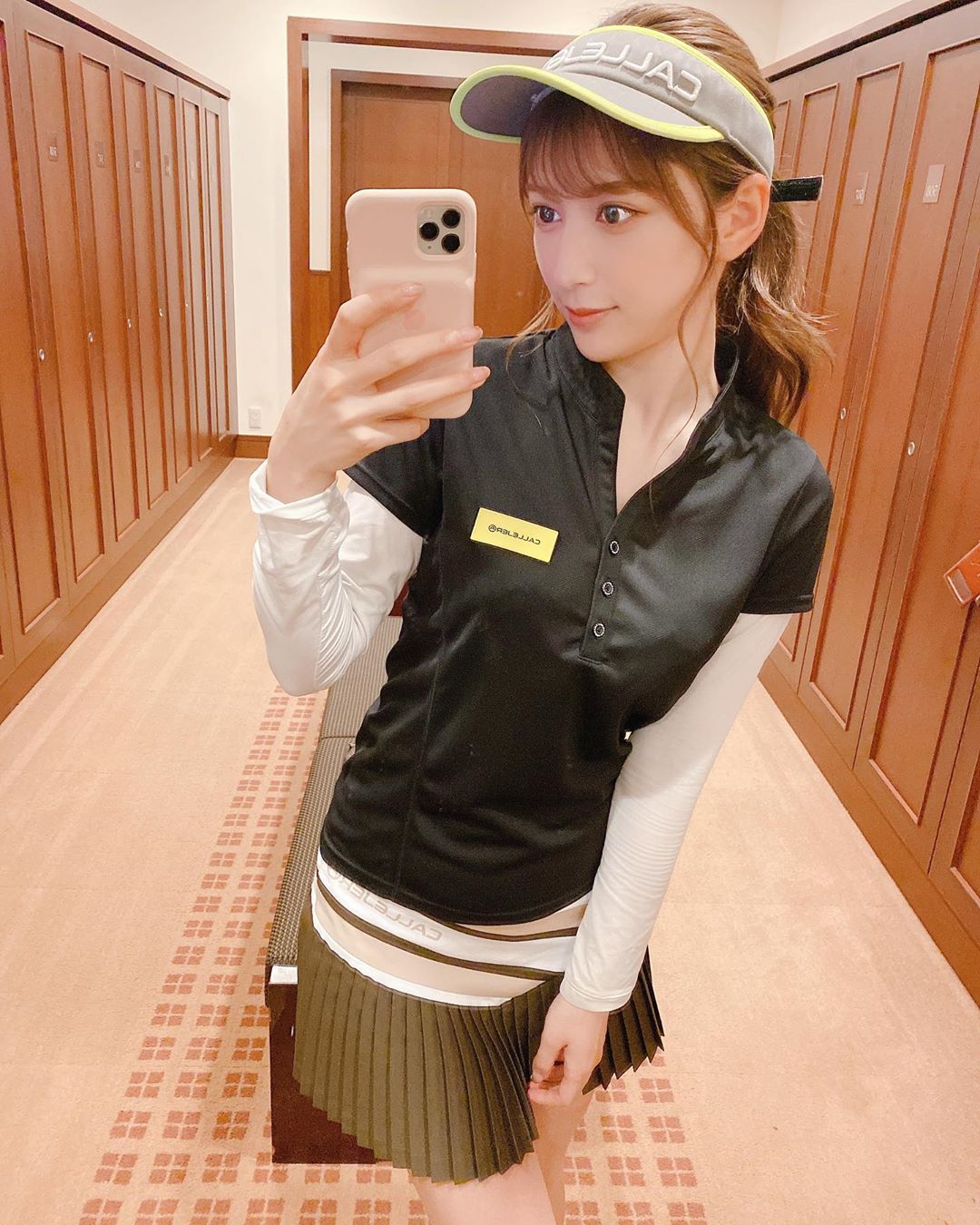 Xueping Li Left: A gravure model with nine heads and an ant waist - iNEWS