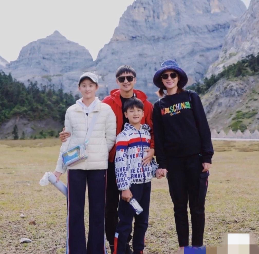 Zhang Liang and his ex-wife Kou Jing take their son to buy clothes ...