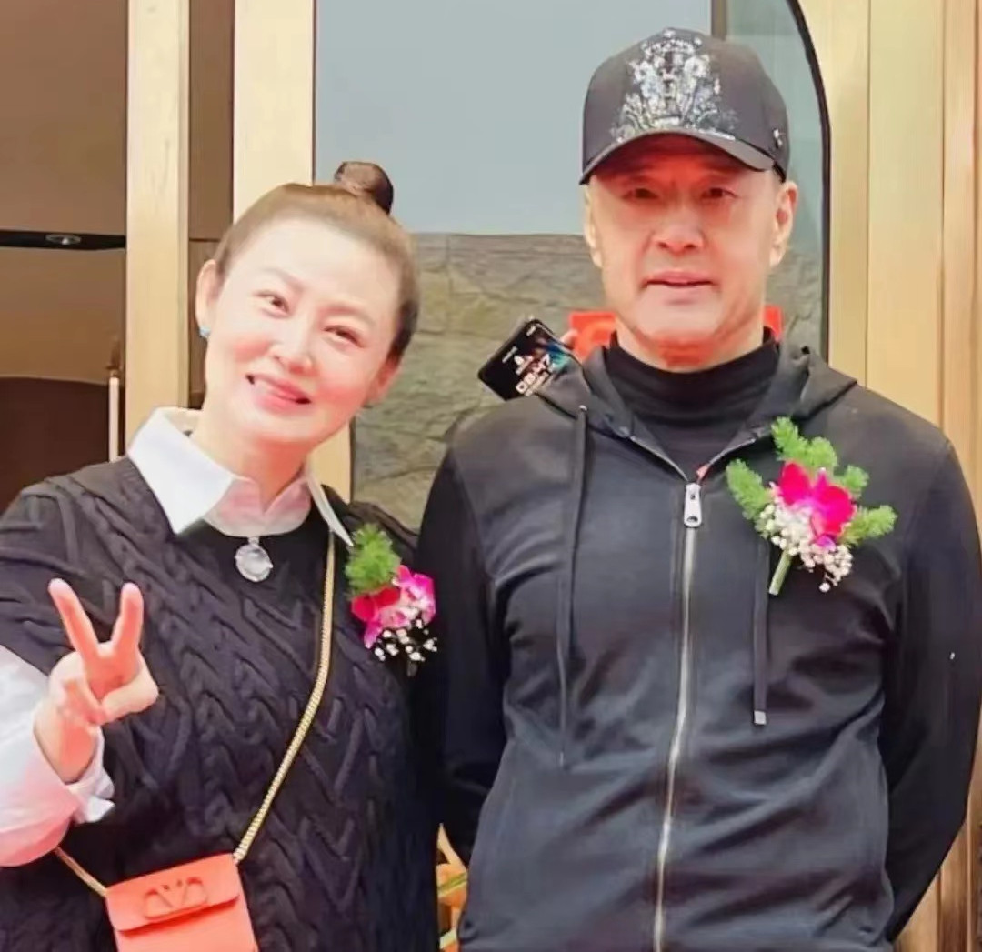 64-year-old Yu Rongguang rarely showed up after his divorce, reunited with Wang Siyi after 23 ...