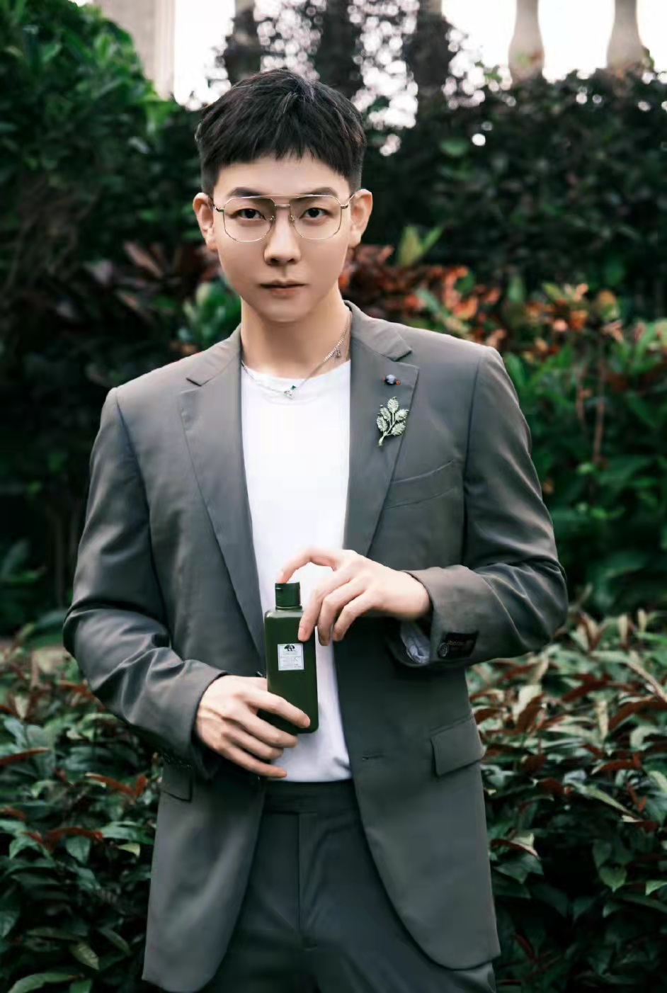 Hu Xia wears a simple dark green suit with a white T inside ...