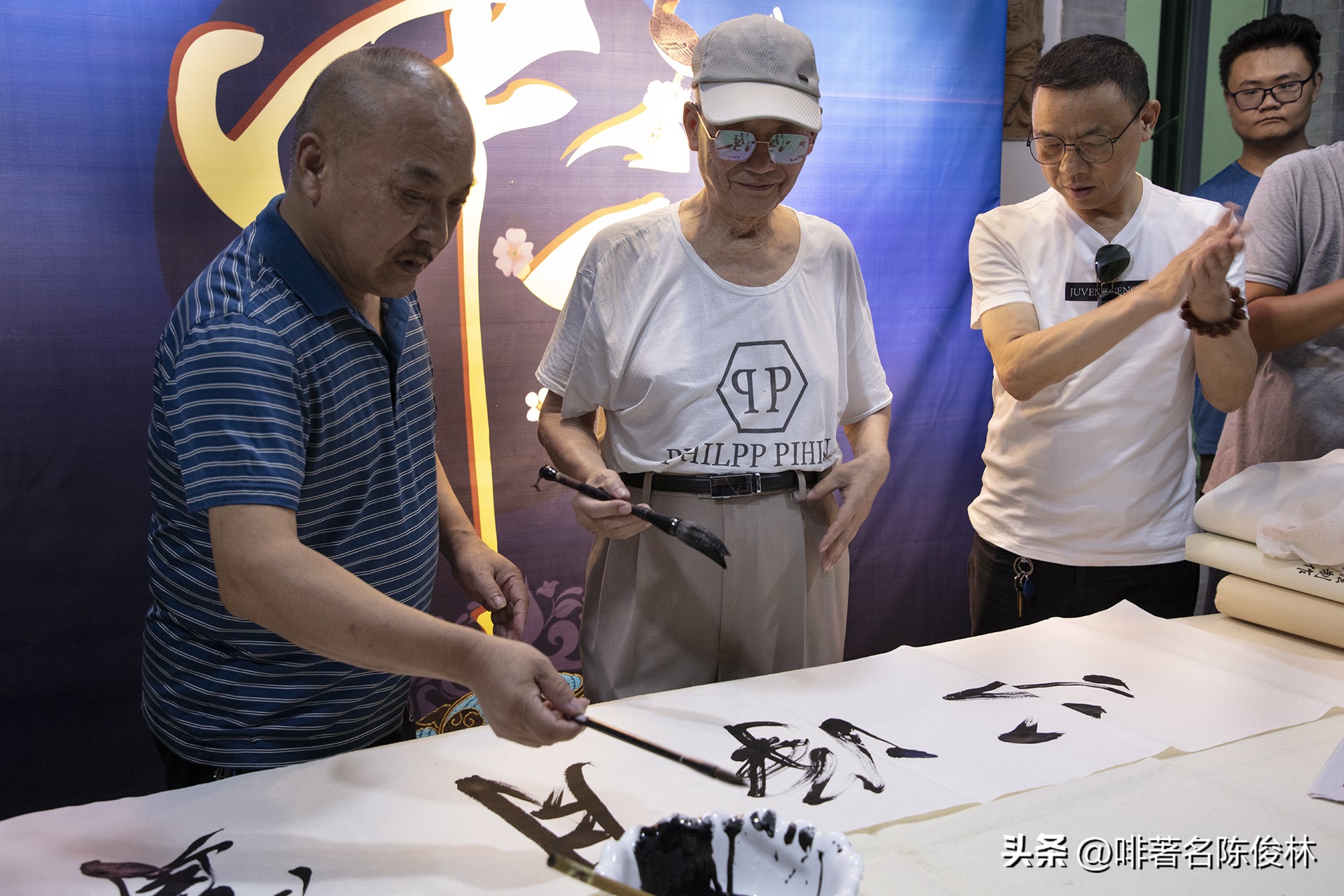 During the Mid-Autumn Festival, Mr. Zhou Zhenzhi and his disciples held ...