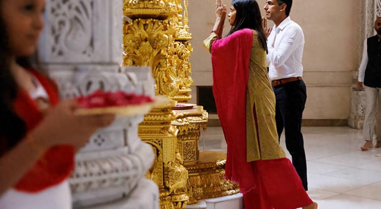 Original: The British First Lady wore a sari to visit the temple at the ...