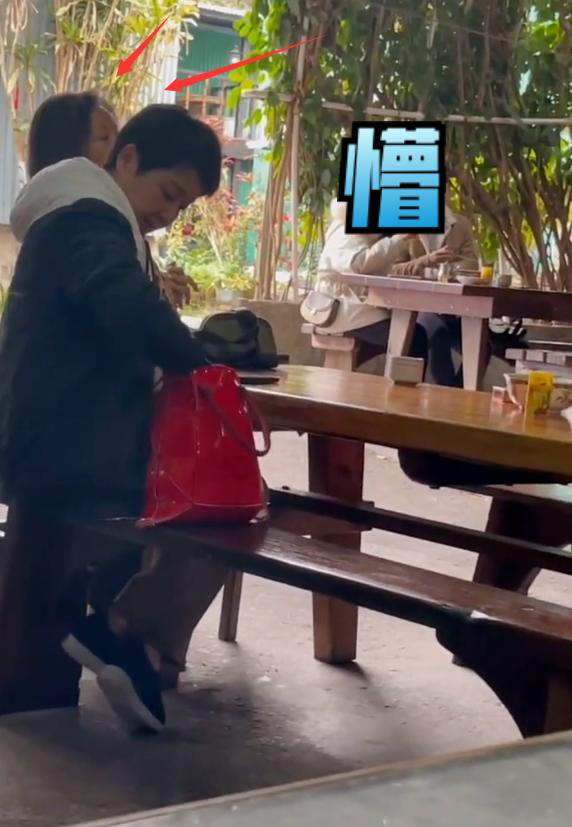 62-year-old Liang Anqi shared a table with others to eat. The ...