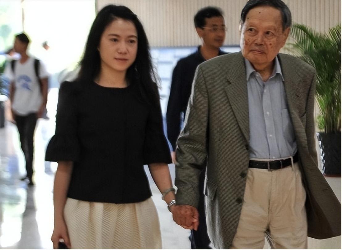 101 Year Old Yang Zhenning Is In A Worrying State His Beautiful Wife
