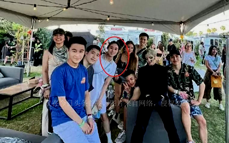 Souvenir photo: He Chaoxin and Eileen Gu gathered together, eating ...