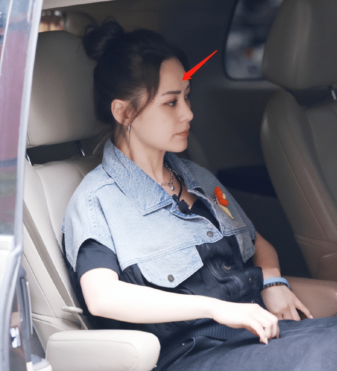 Gillian showed up after the turmoil of Qin Fen's childbirth, her eyes ...