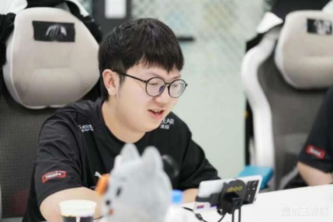 The demon knife illegally collided with a car and stinged, perfectly ...