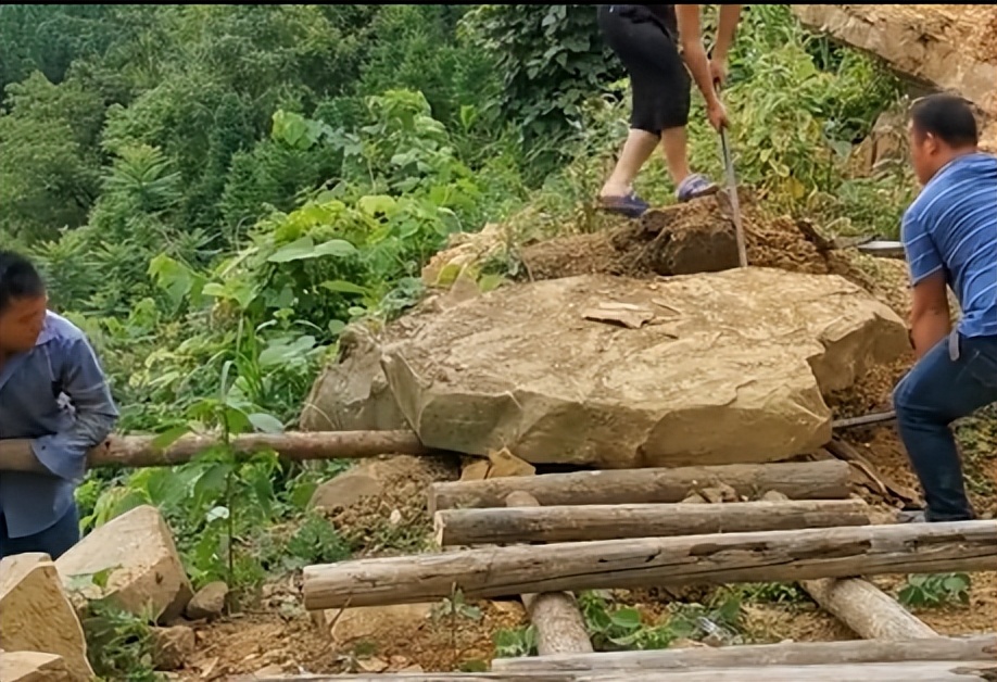 A 7-year-old girl has hidden powers?32 tons of boulders push easily - iNEWS
