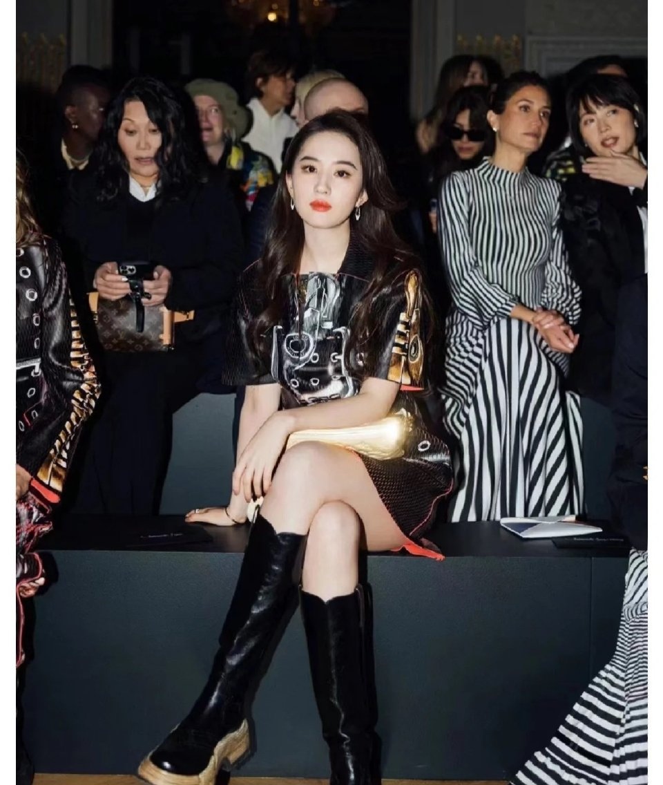 Liu Yifei, Li Huiren, and Gu Ailing are in the same frame, and a ...