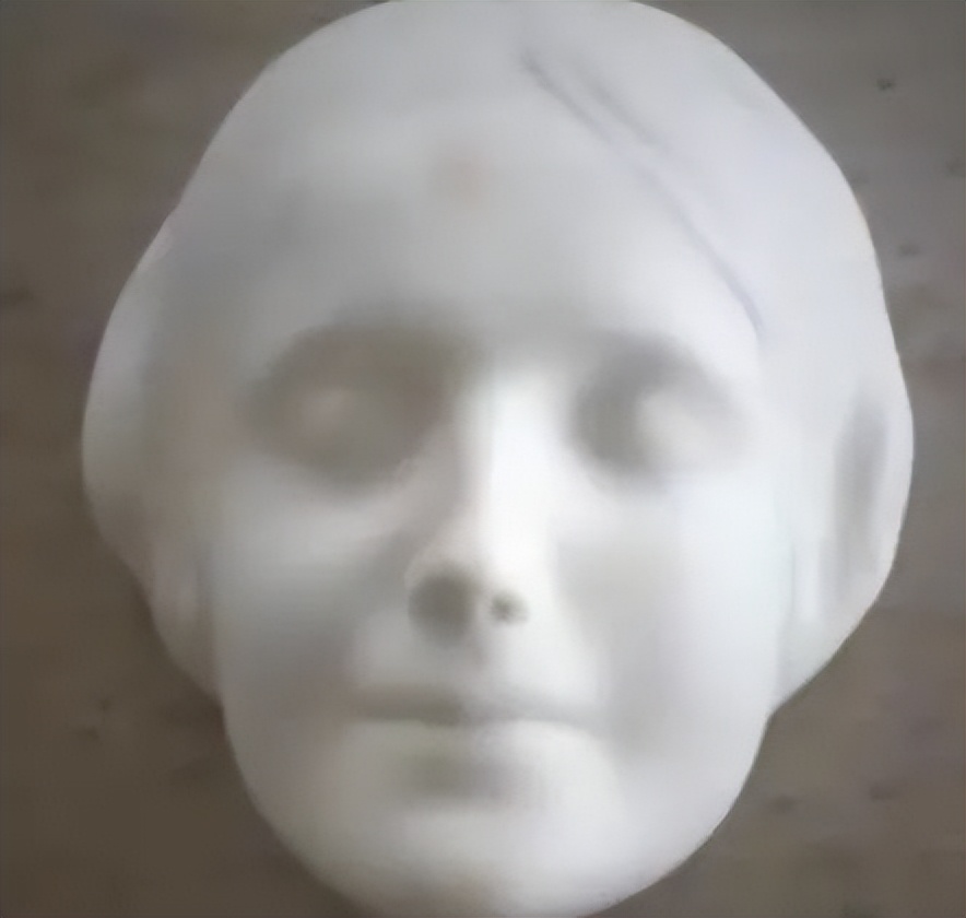 Teenage corpse smiling and being kissed by countless people - iNEWS