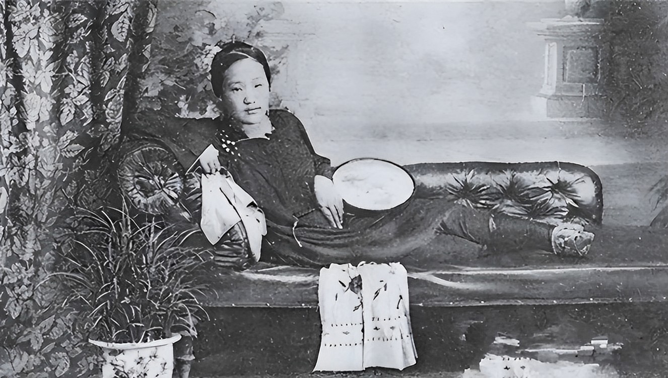 The bottom life of the dusty woman: the photos show an image different ...