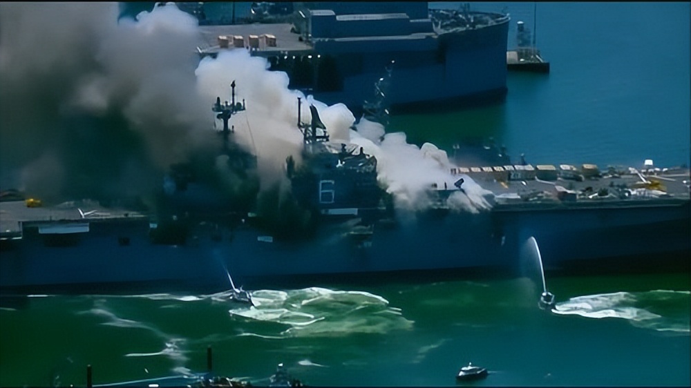 The American amphibious assault ship "Goodman Richard" exploded and ...