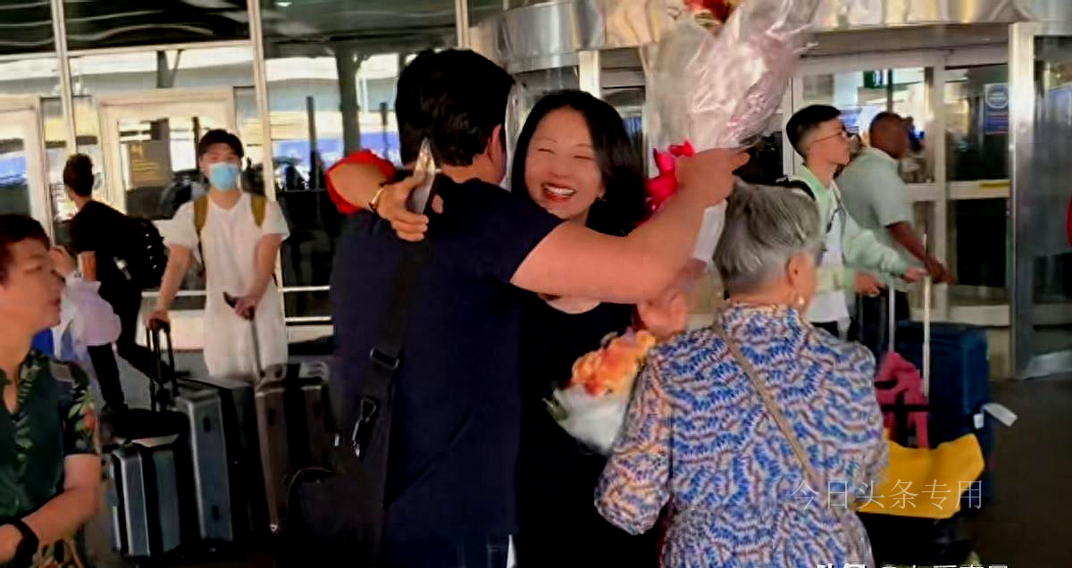 The 58-year-old actor shows off his American life: three generations of ...