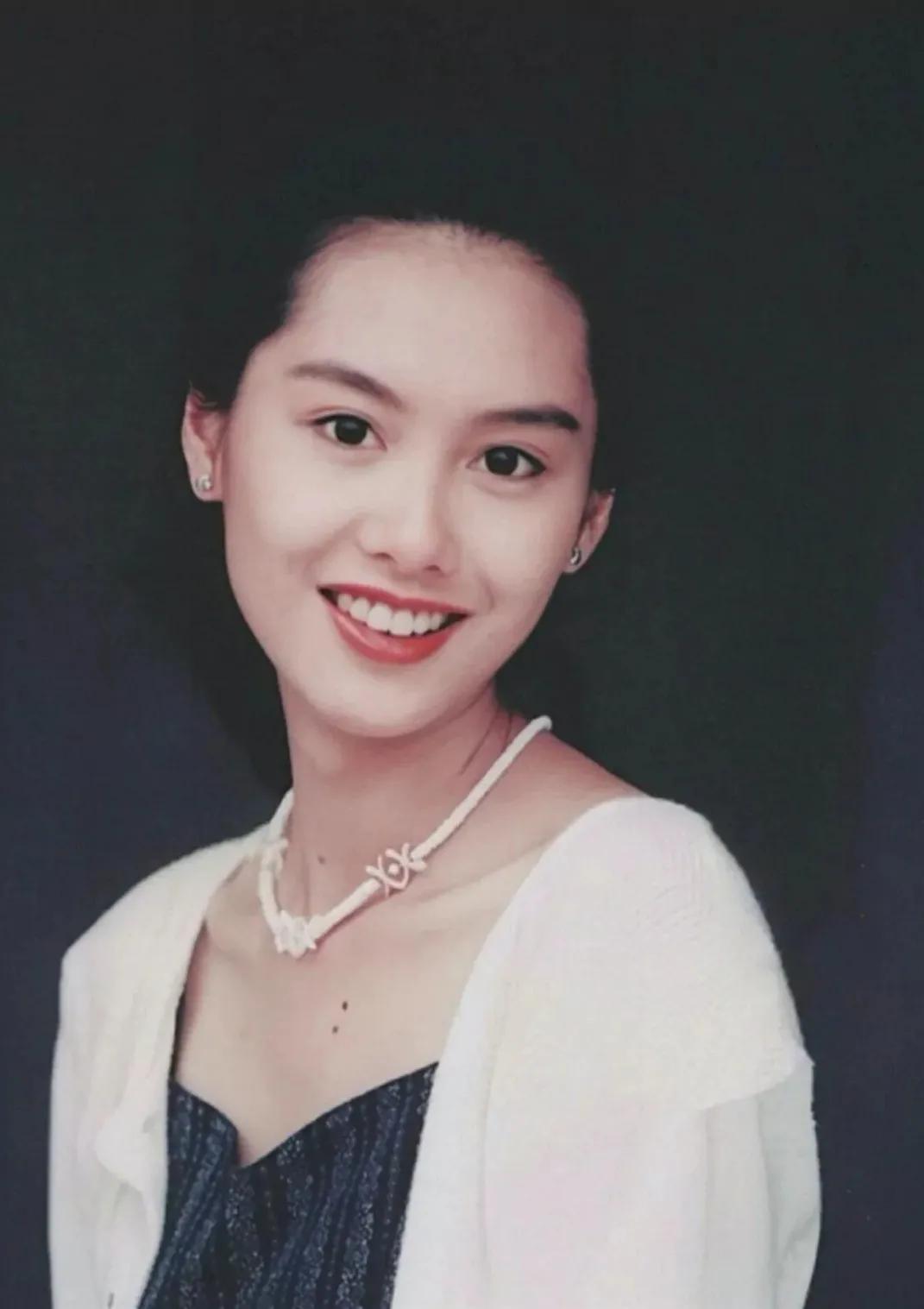 The young goddess (Zhu Yin) is pure and watery, as bright as the first ...