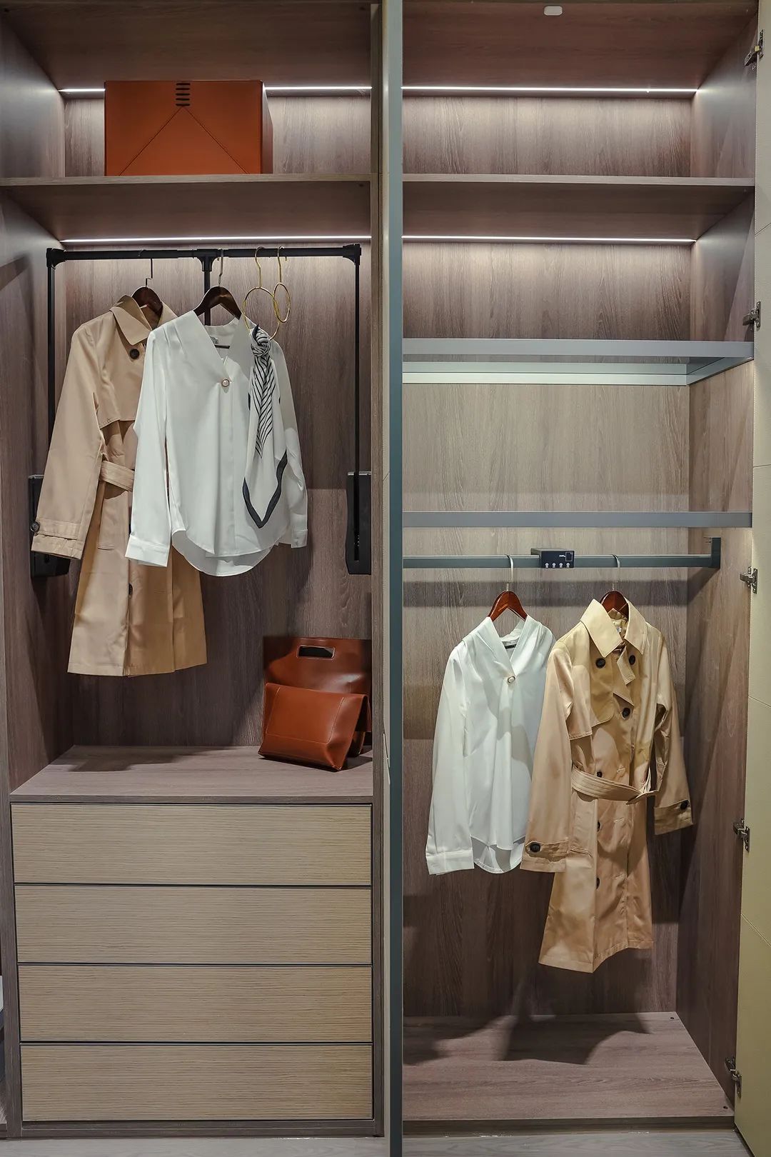 This kind of wardrobe design scheme can meet your different storage ...