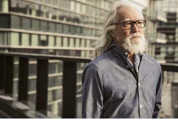 Wang Deshun, walked the runway at the age of 79, and flew the plane at ...