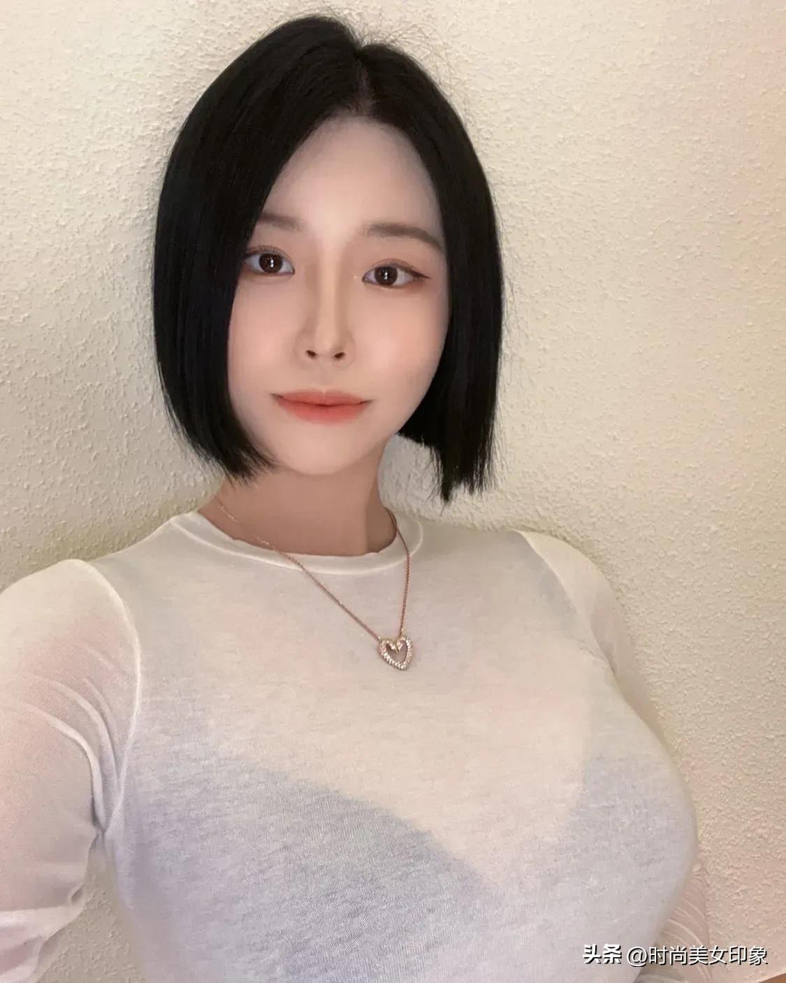 Just like the beautiful Korean models in comics, Han Man's figure is a ...