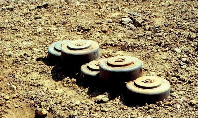 It's a joke to pull your feet out of your shoes to escape when you step ...