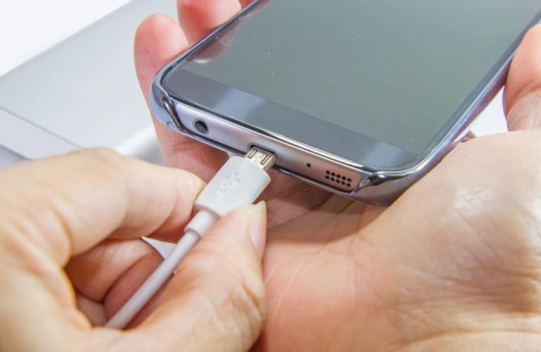Mobile phone charging: plug in the phone first or plug in the power ...