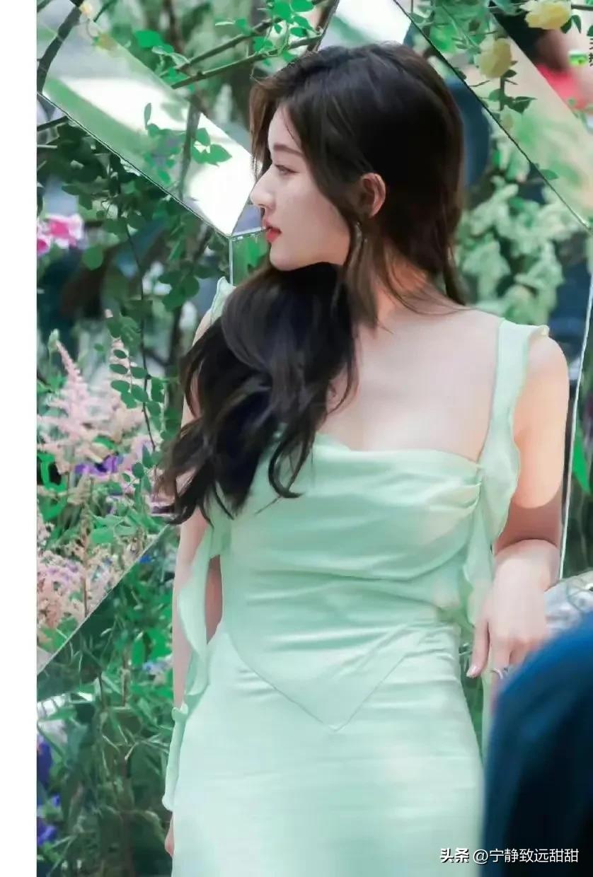 Tall, fair-skinned and beautiful Zhao Silu - iNEWS