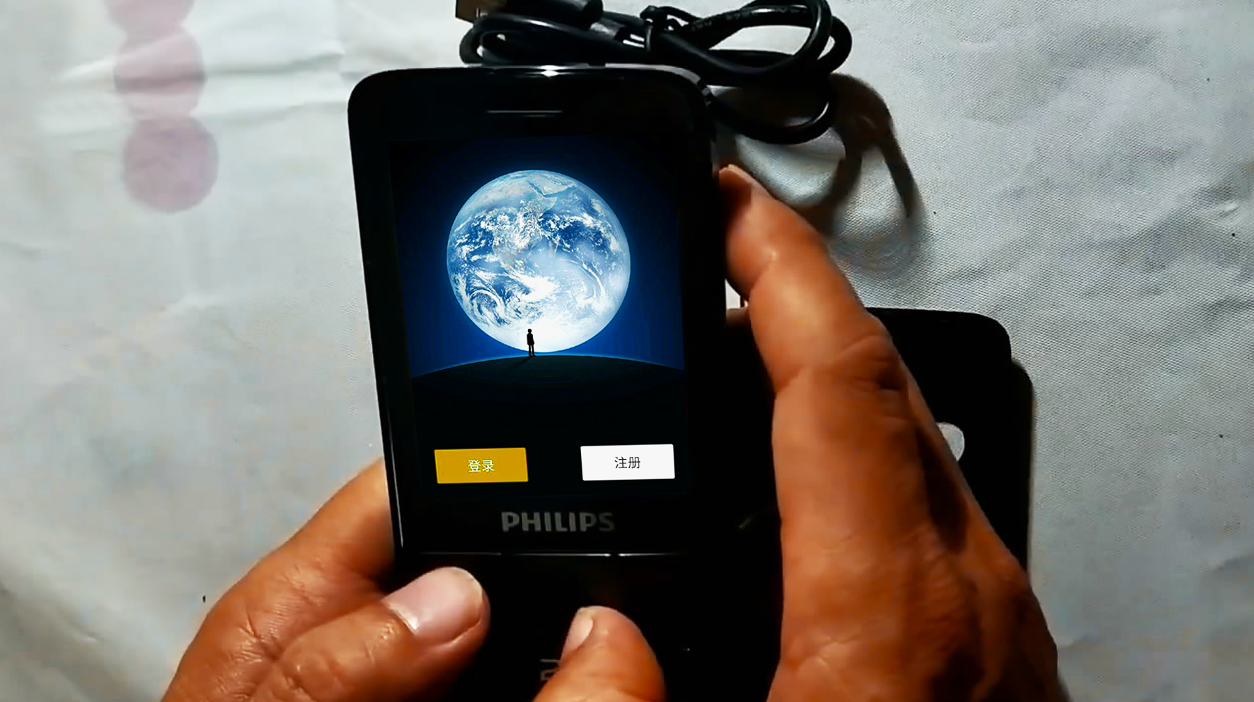 The memory and screen are too outdated, experience the Philips E518 old phone, this feature is ...