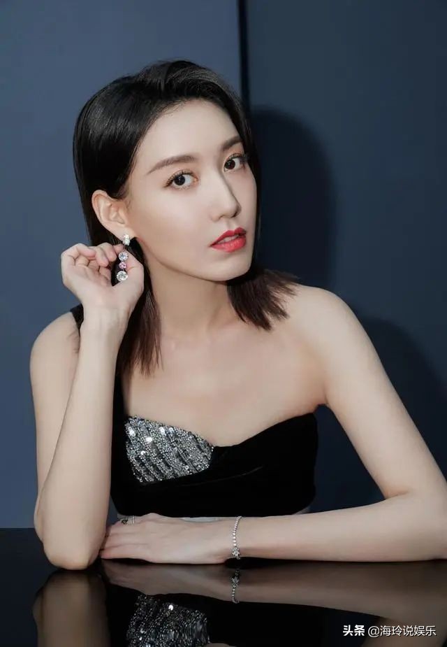 Gao Lu, she looks like Gao Yuanyuan, she is the white moonlight in the ...