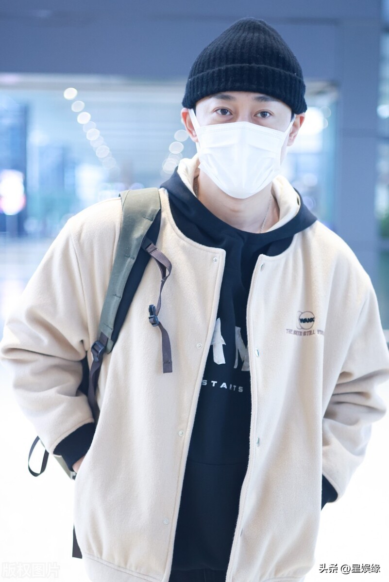 Lin Feng departed from Hongqiao Airport, wearing a casual baseball ...