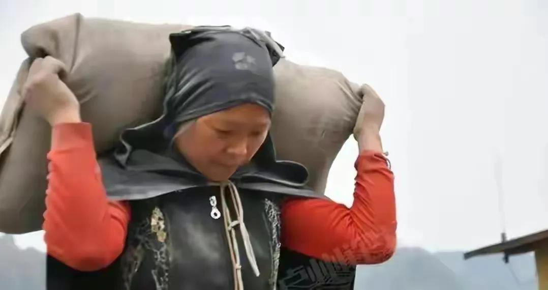 The 73-year-old man is carrying cement, who is hurting? There is ...