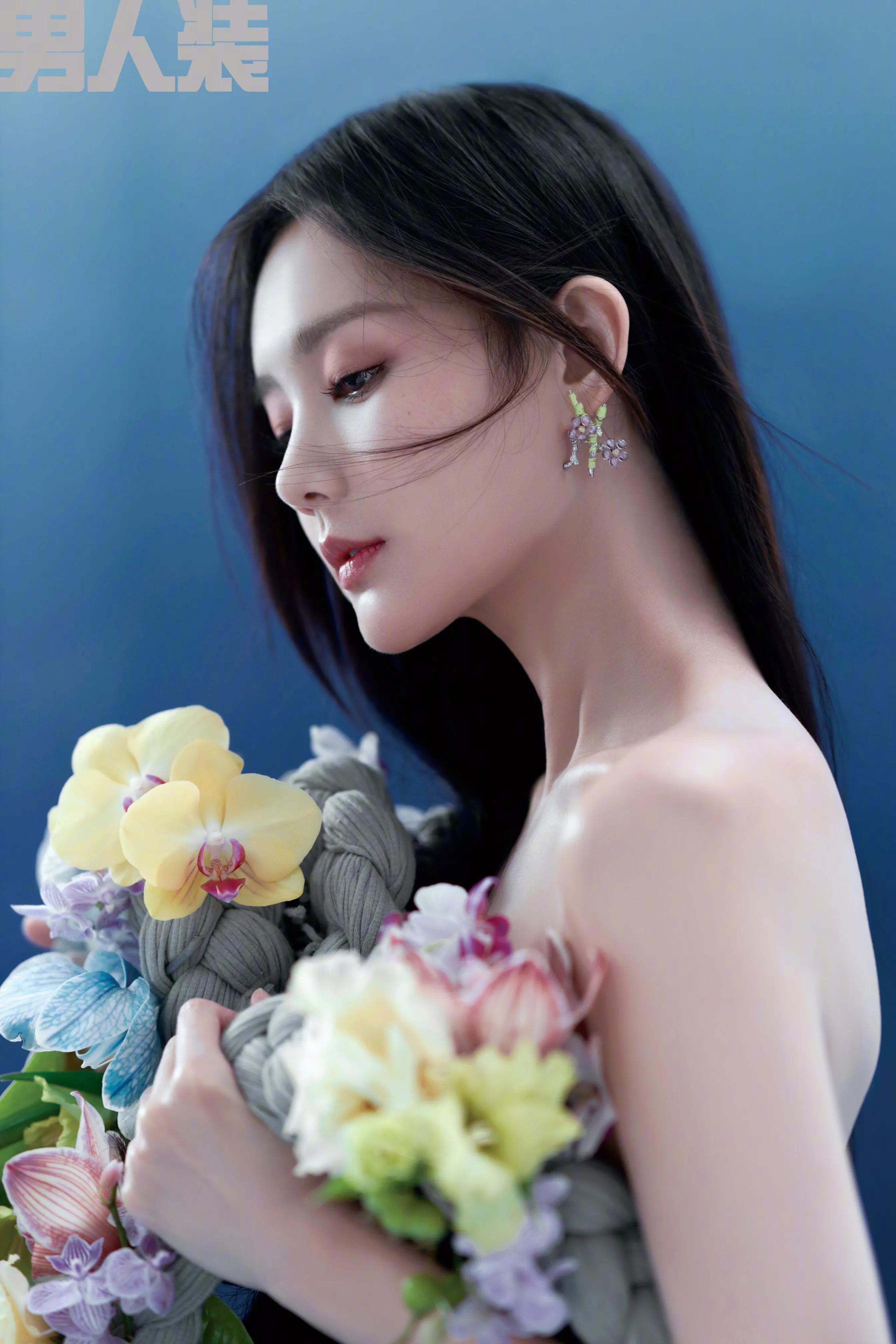 Beauty star Li Yitong's horse-riding photo hits his face with a famous ...