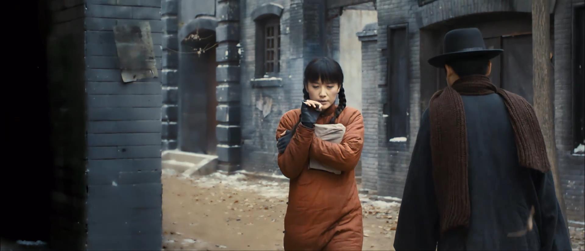 In the movie "Xiao Hong", what method did the director use to explain a ...