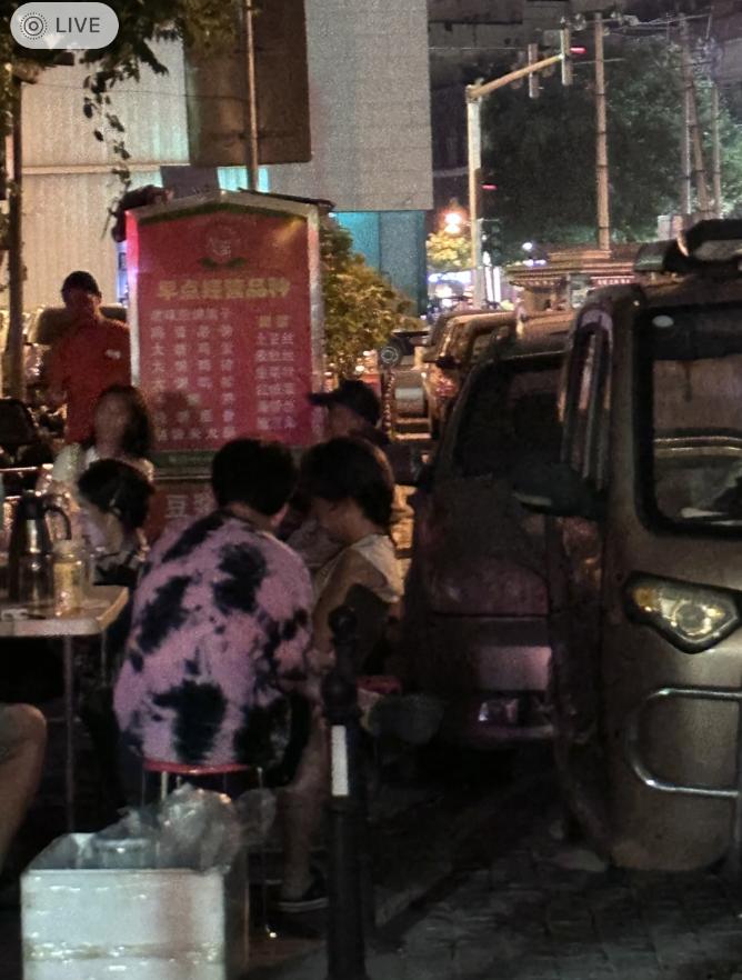 A netizen ran into Guo Qilin eating at a roadside stall, his fat ...
