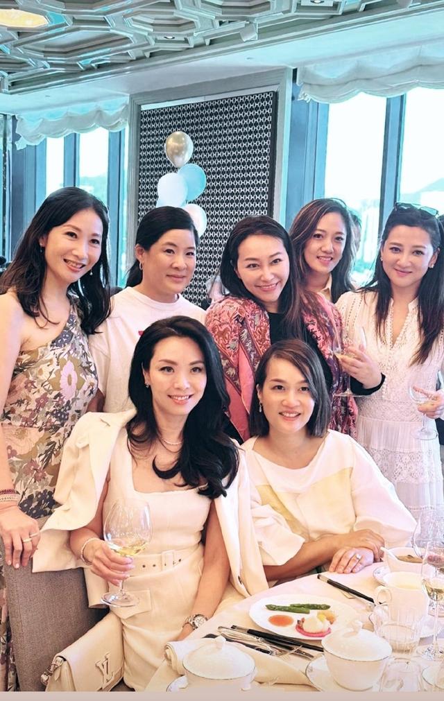 Zhang Zetian attends important events, sits on an equal footing with wealthy daughters, and ...